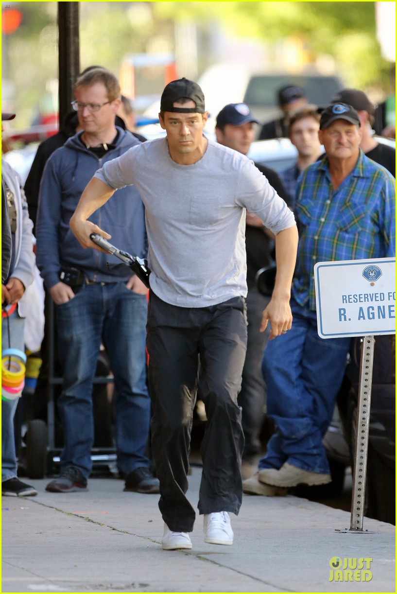 Josh Duhamel Scares the Bad Guys with a Gun for 'Battle Creek'!: Photo ...