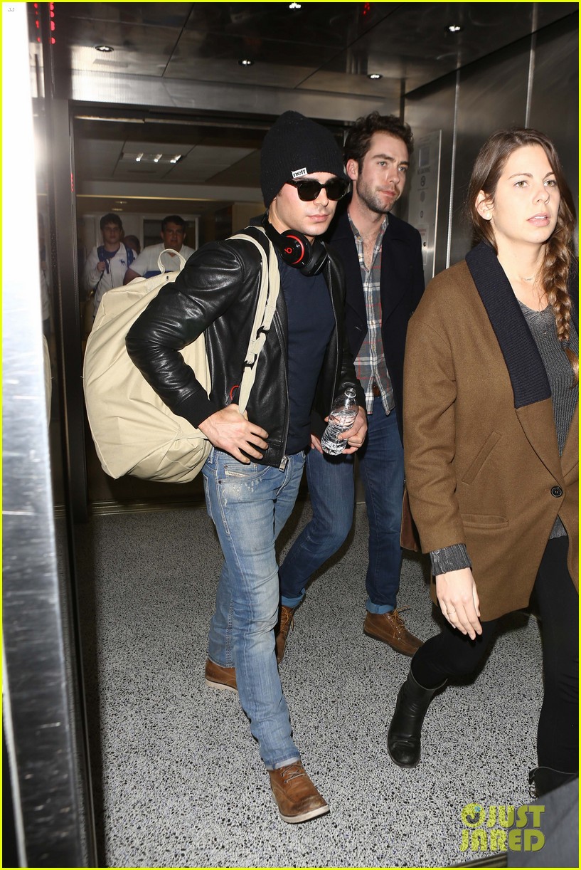 Zac Efron & Ashton Kutcher Fly Out of Austin After SXSW: Photo 3069221 ...