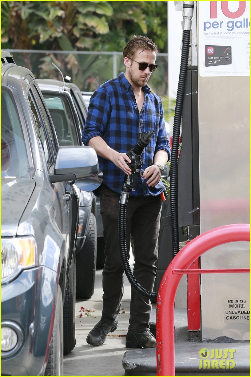 Ryan Gosling Looks Mighty Fine Pumping His Own Gas in L.A.: Photo ...