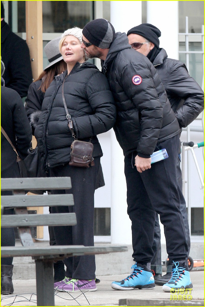 Hugh Jackman Gives a Sweet Kiss to Wife Deborra-Lee Furness!: Photo ...