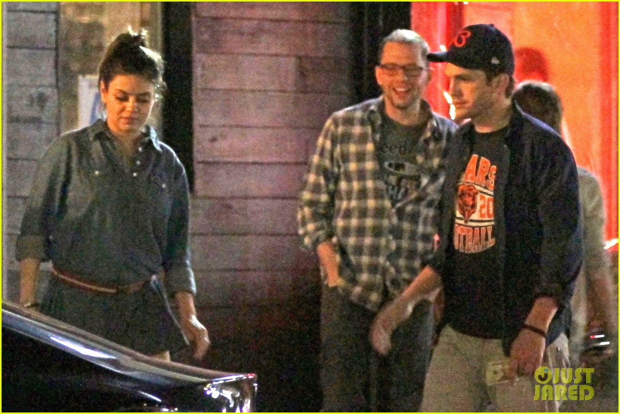Mila Kunis & Ashton Kutcher: Studio City Double Date!: Photo 3071061 | Ashton Kutcher, Mila ...