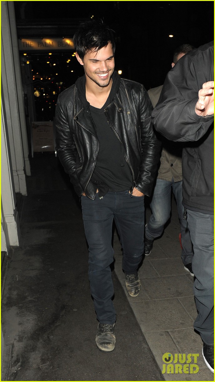 Taylor Lautner Shares Laughs with His Buddies in London: Photo 3075067 ...