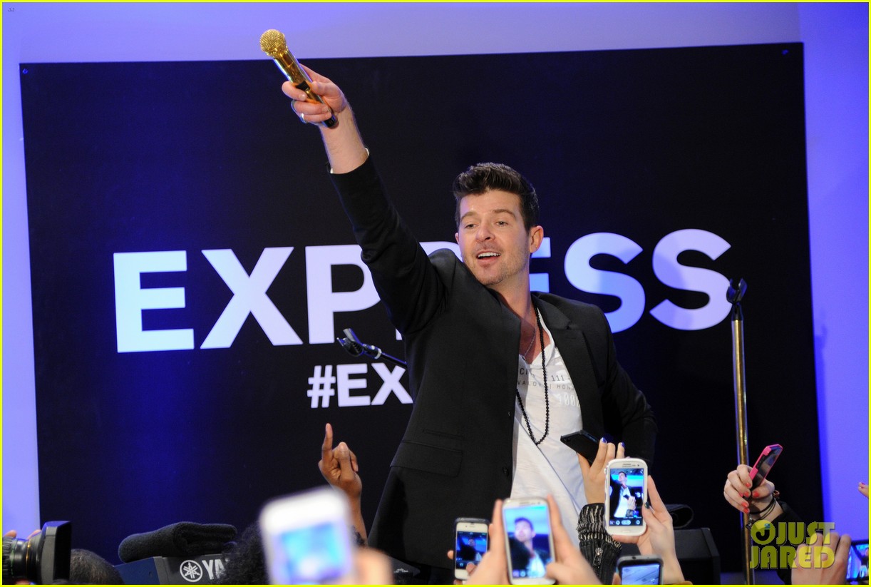 Robin Thicke Hits the Stage at Express Times Square Grand Opening ...