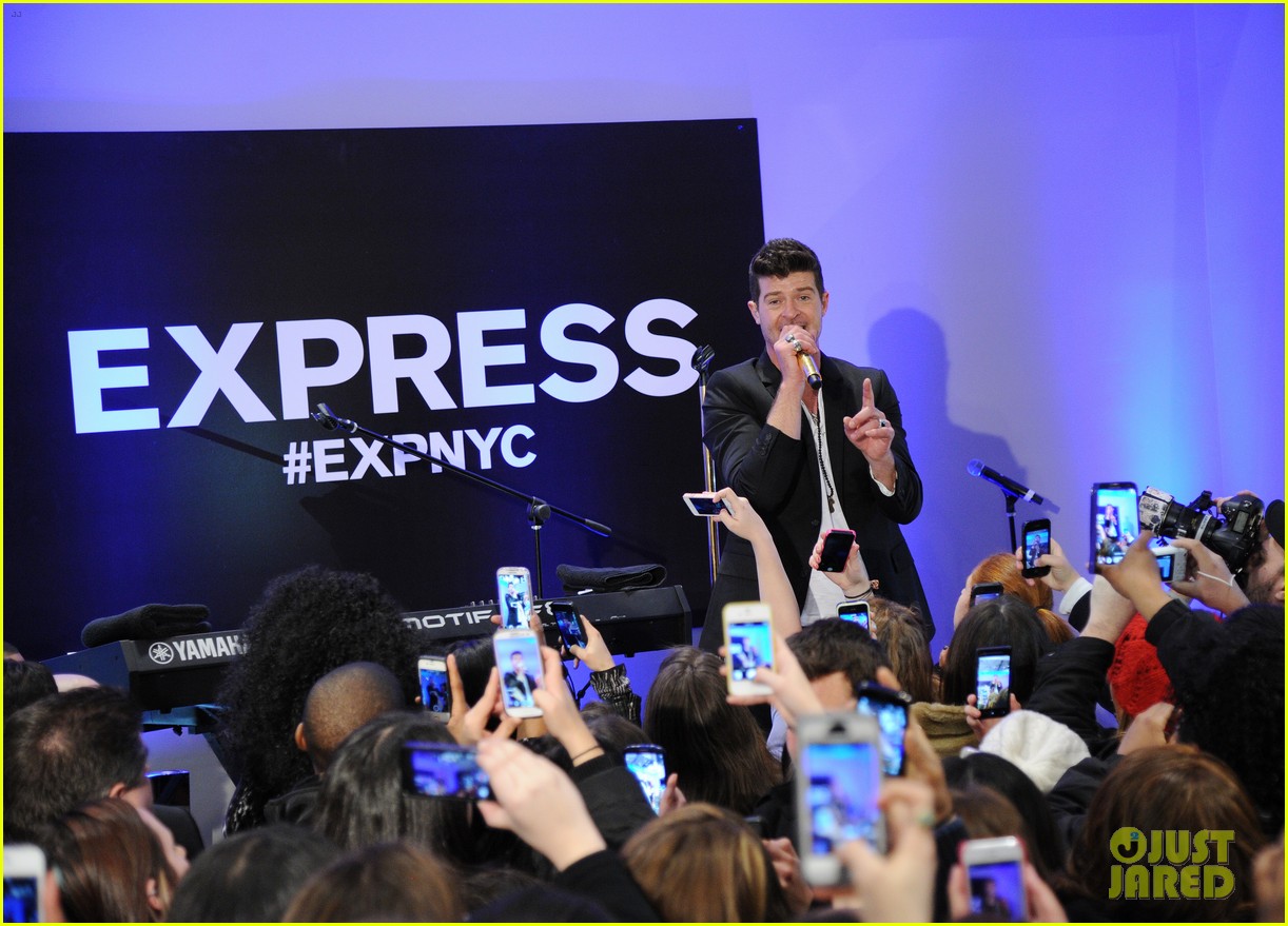 Robin Thicke Hits the Stage at Express Times Square Grand Opening ...