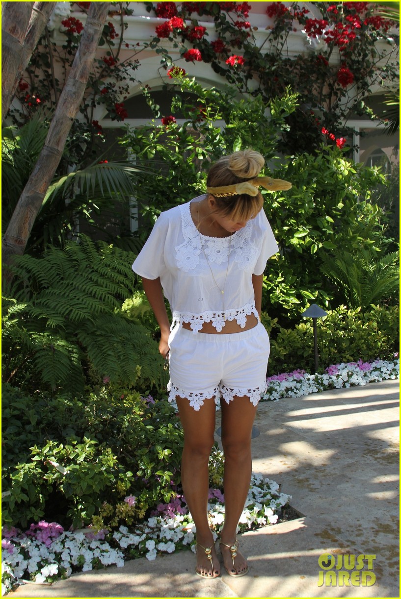 Beyonce & Blue Ivy Meet the Easter Bunny in Adorable New Pics!: Photo ...