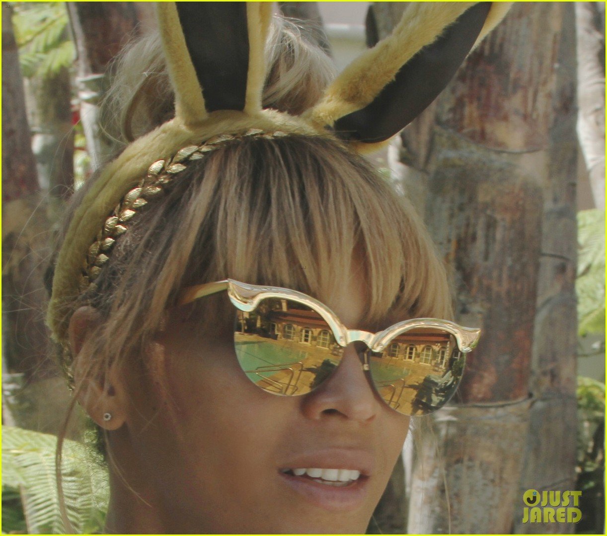 Beyonce & Blue Ivy Meet the Easter Bunny in Adorable New Pics!: Photo ...