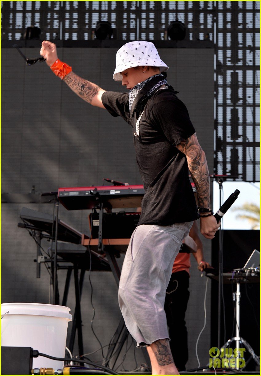 Justin Bieber Surprises Coachella Crowd with Chance The Rapper! (Video ...