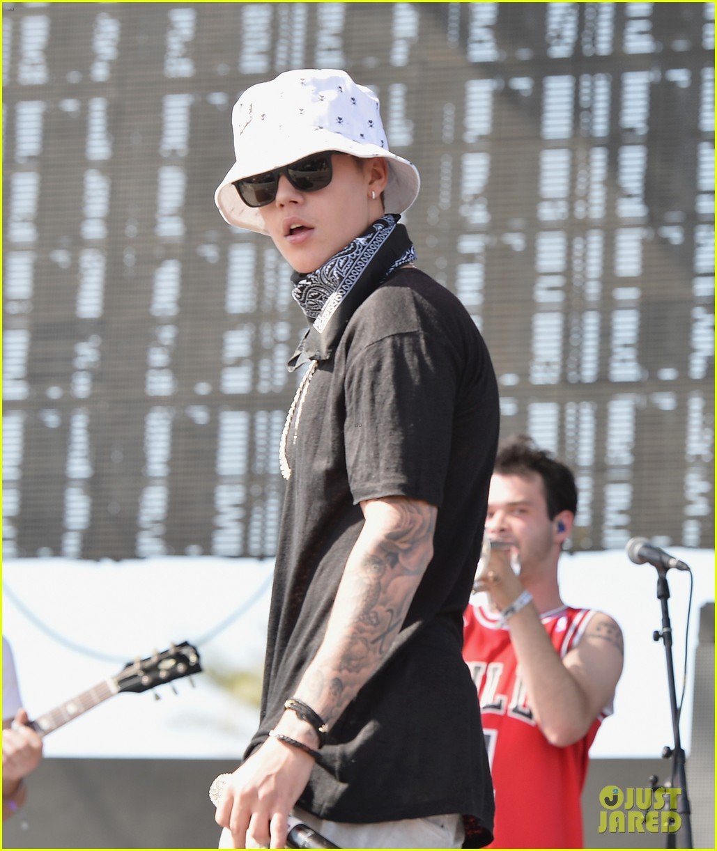 Justin Bieber Surprises Coachella Crowd with Chance The Rapper! (Video ...