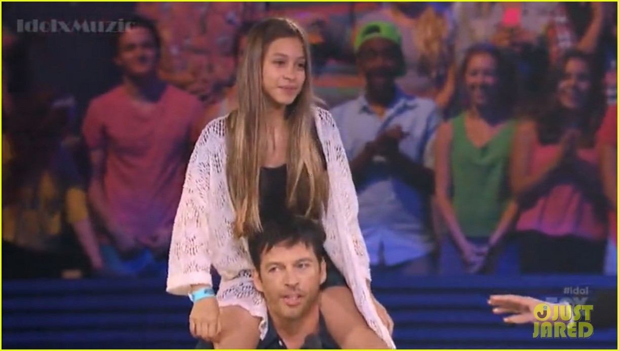 Harry Connick, Jr. Gives Random Girl a Shoulder Ride on 'American Idol ...