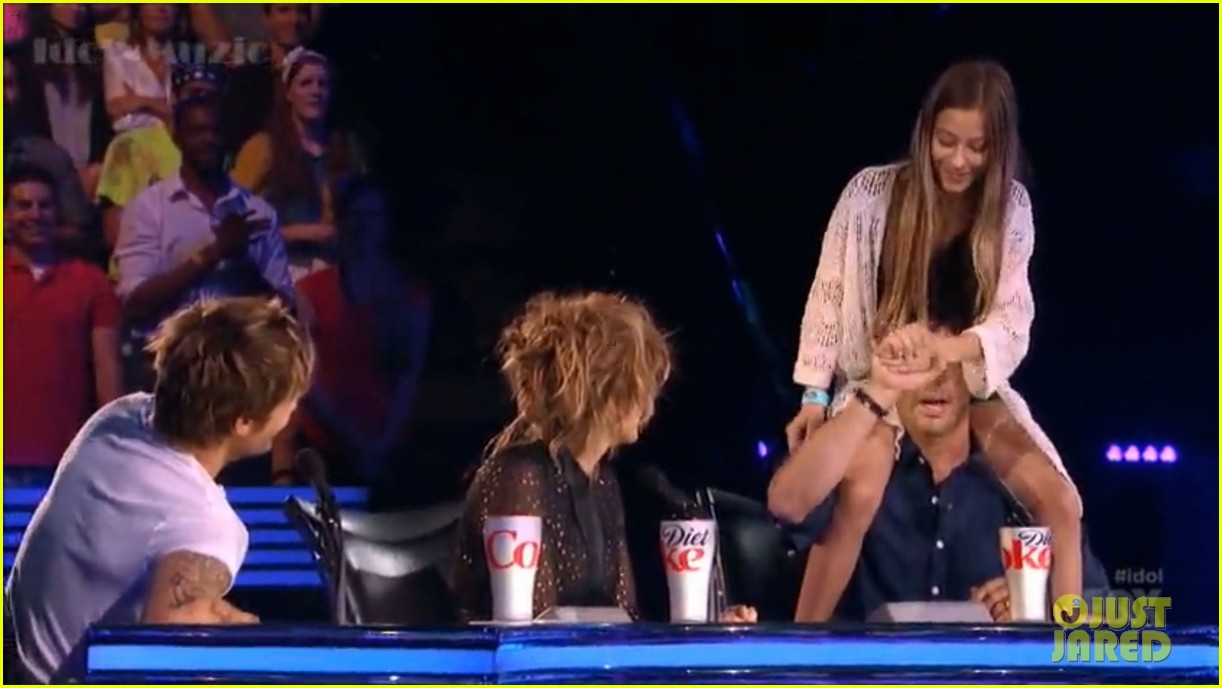 Harry Connick, Jr. Gives Random Girl a Shoulder Ride on 'American Idol ...