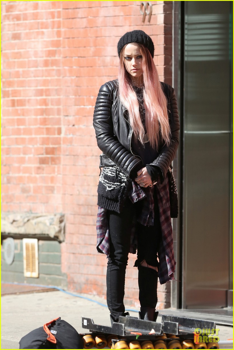 Amber Heard's Gothic Persona Moves Us in 'When I Live My Life Over ...