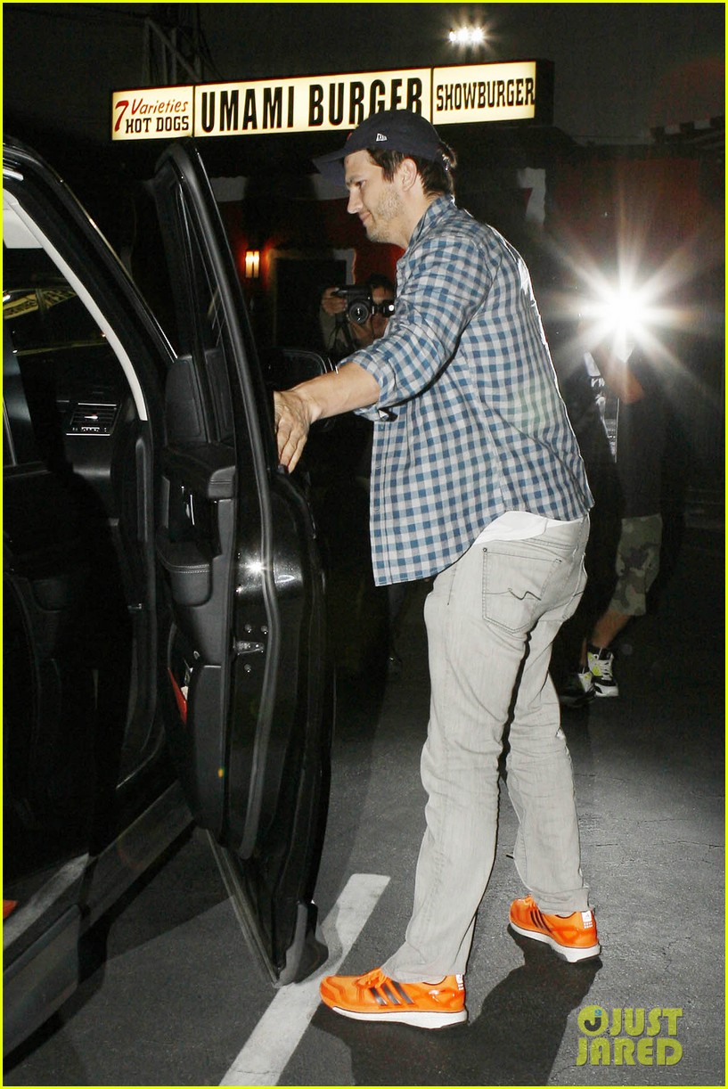 Ashton Kutcher Flies Home to His Pregnant Fiancee Mila Kunis: Photo ...