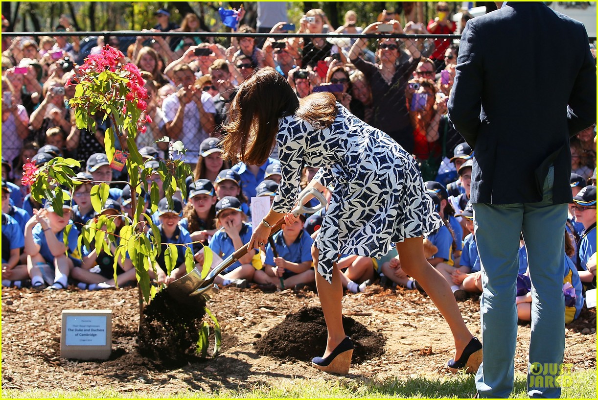 Kate Middleton & Prince William Help Plant a Tree in Australia!: Photo ...