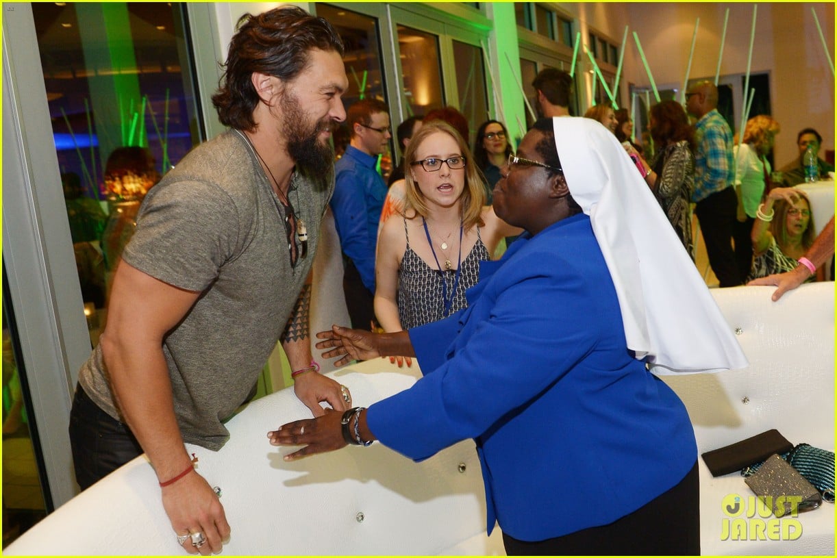 Jason Momoa Proves He Is the Master at Posing for Fan Photos!: Photo ...