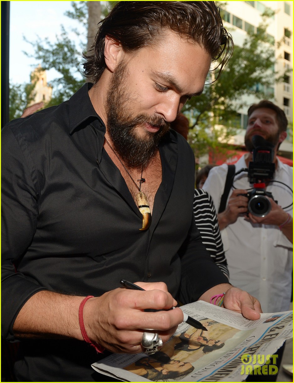 Jason Momoa Proves He Is the Master at Posing for Fan Photos!: Photo ...