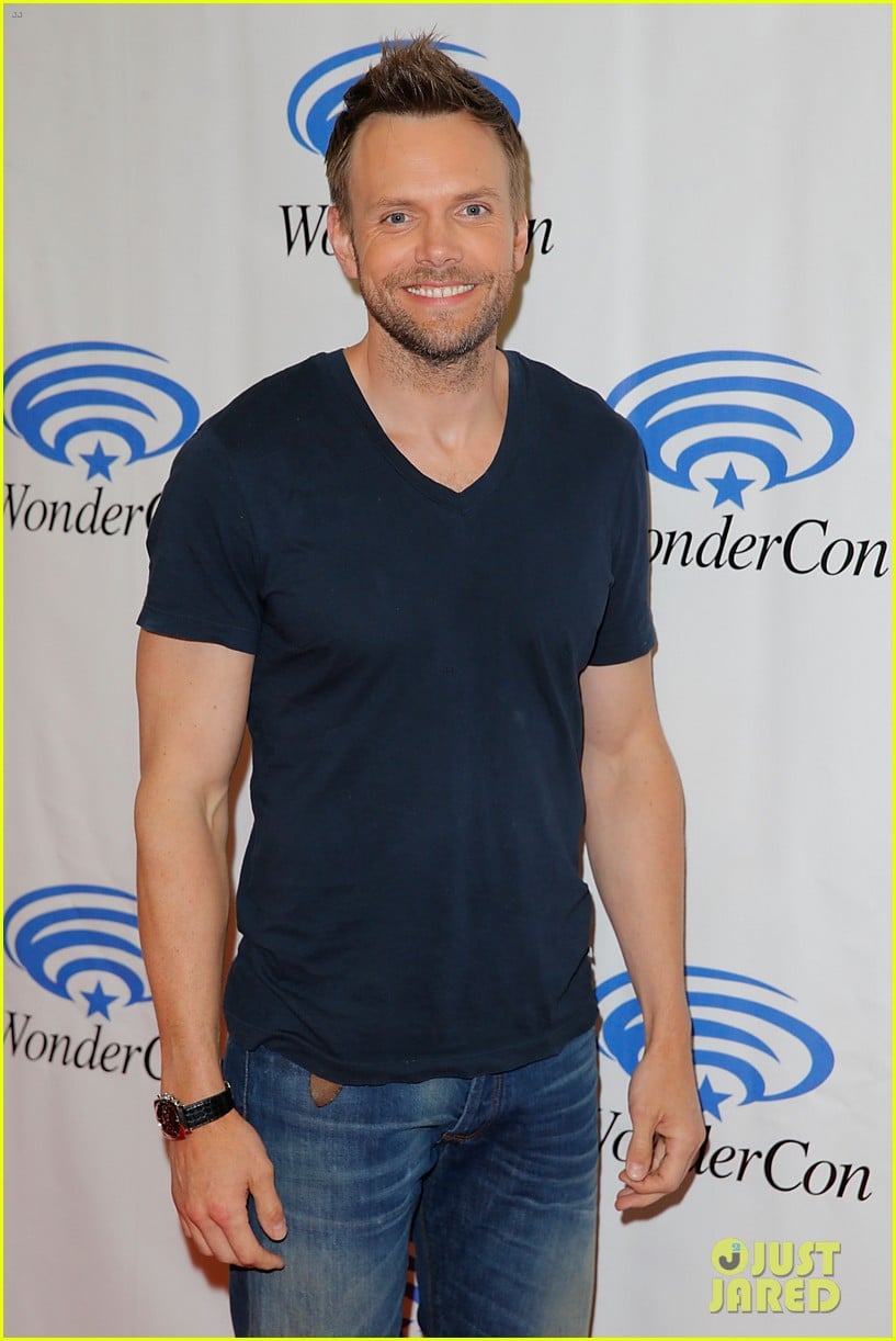 Olivia Munn Attends WonderCon with Her Hunky 'Evil' Co-Stars!: Photo ...