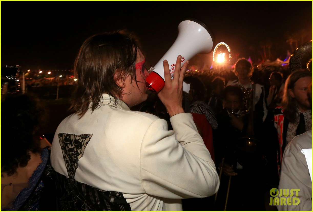 Arcade Fire Daft Punks the Coachella Crowd - Watch Now!: Photo 3096094 ...