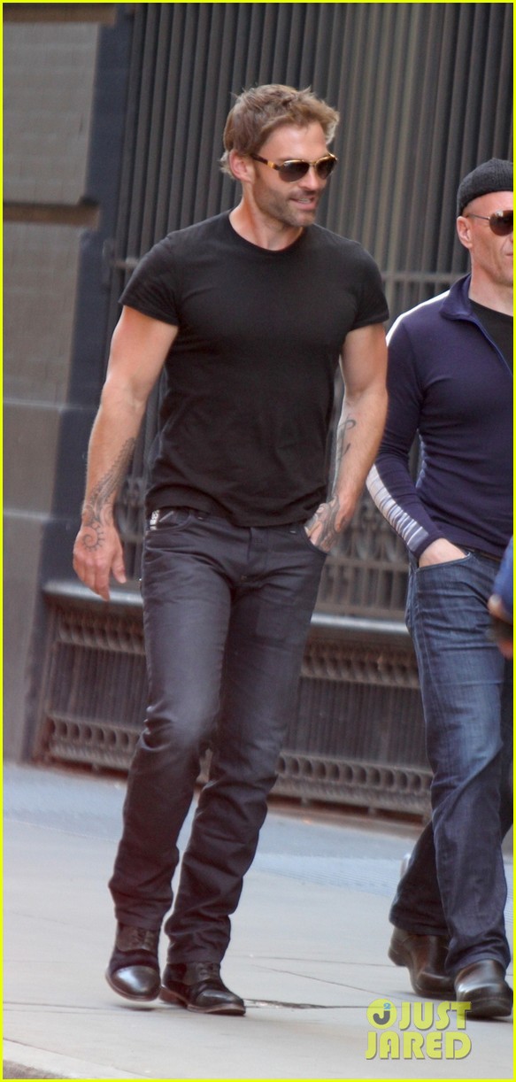 Seann William Scott's T-Shirt Can Barely Contain His Super Ripped ...