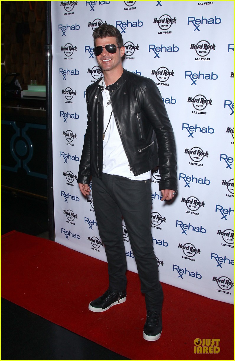 Robin Thicke Doesn't Take His Shirt Off at Vegas Pool Party: Photo ...