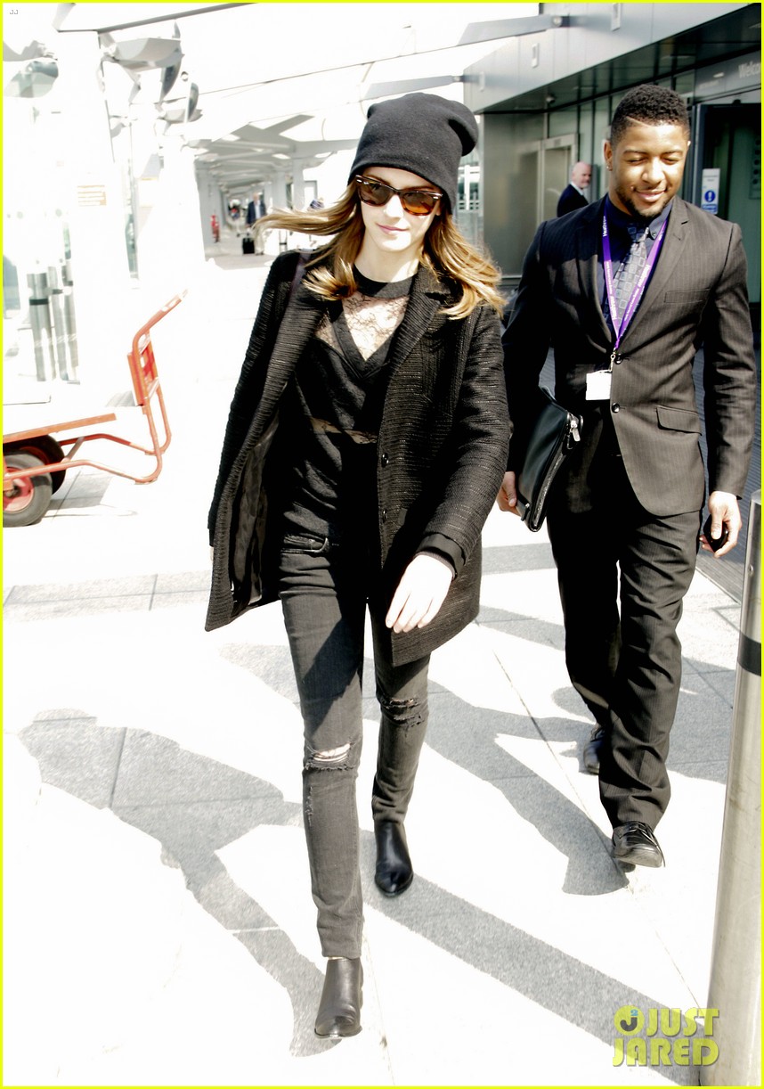 Emma Watson Flies Back to London After Quick New York Trip: Photo ...