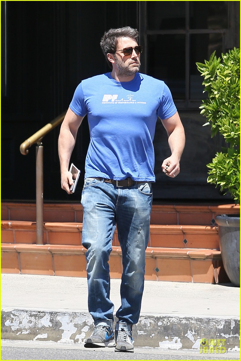Ben Affleck Proudly Flaunts His Buff Body in Tight Blue Tee!: Photo ...
