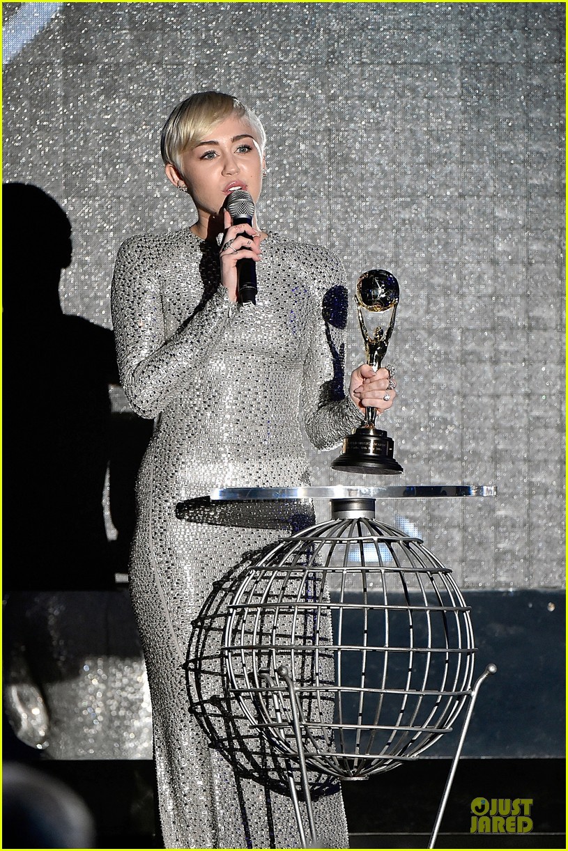 Miley Cyrus Shines as World Music Awards 2014 Winner!: Photo 3123046 ...