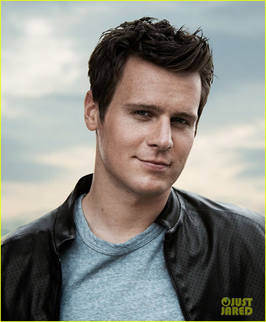 Jonathan Groff Talks Ex Zachary Quinto & Coming Out with 'Scene ...