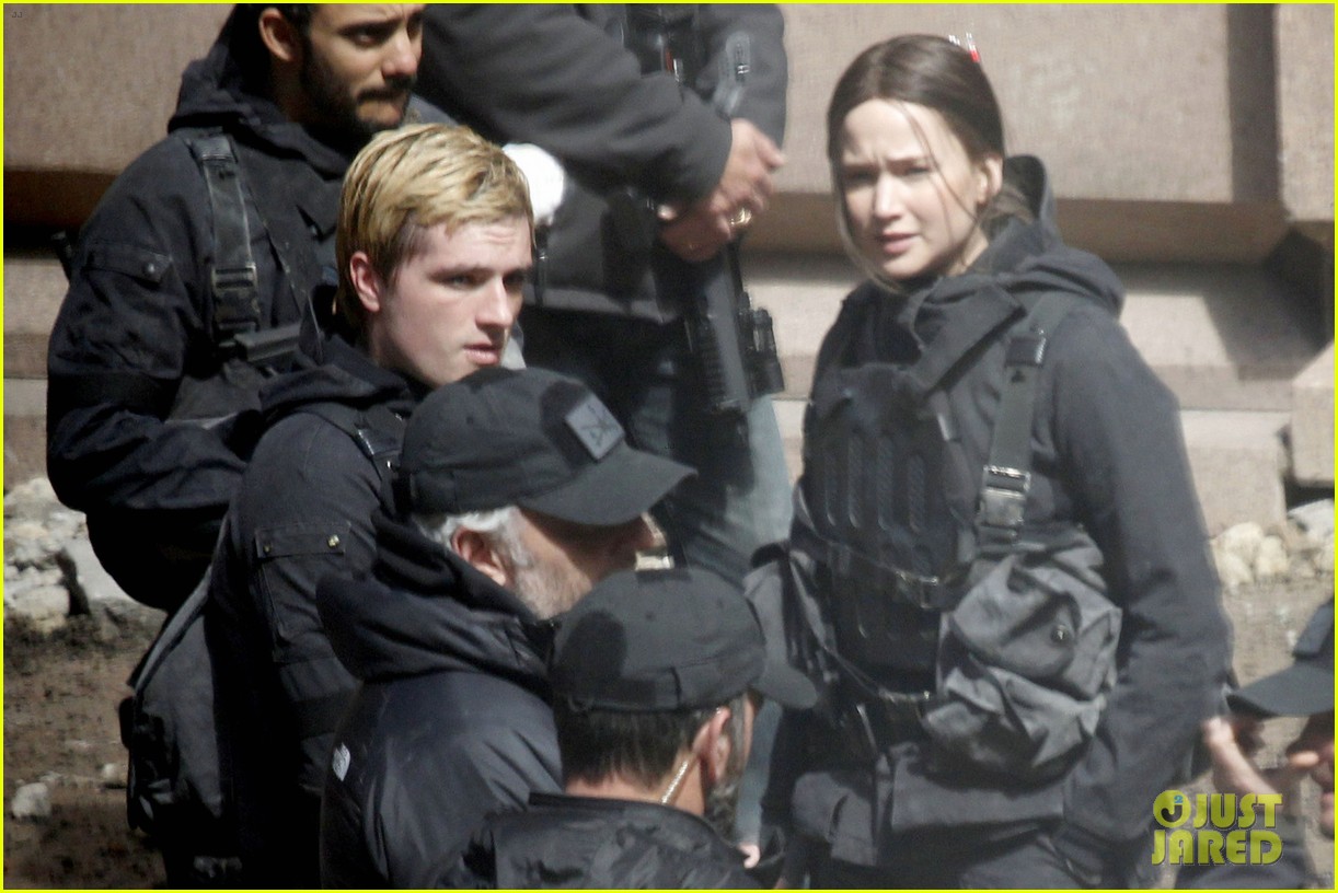 Jennifer Lawrence, Josh Hutcherson, & Liam Hemsworth Fight Back for ...