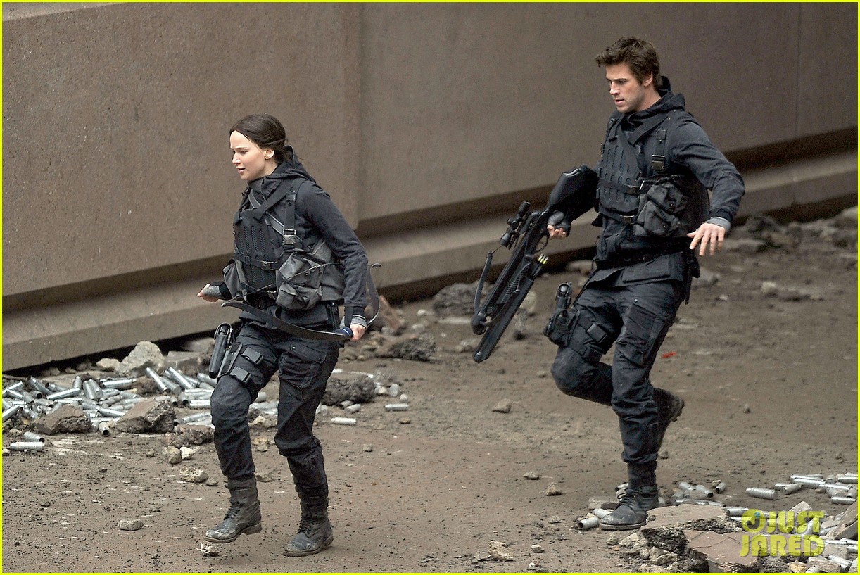 Jennifer Lawrence, Josh Hutcherson, & Liam Hemsworth Fight Back for ...