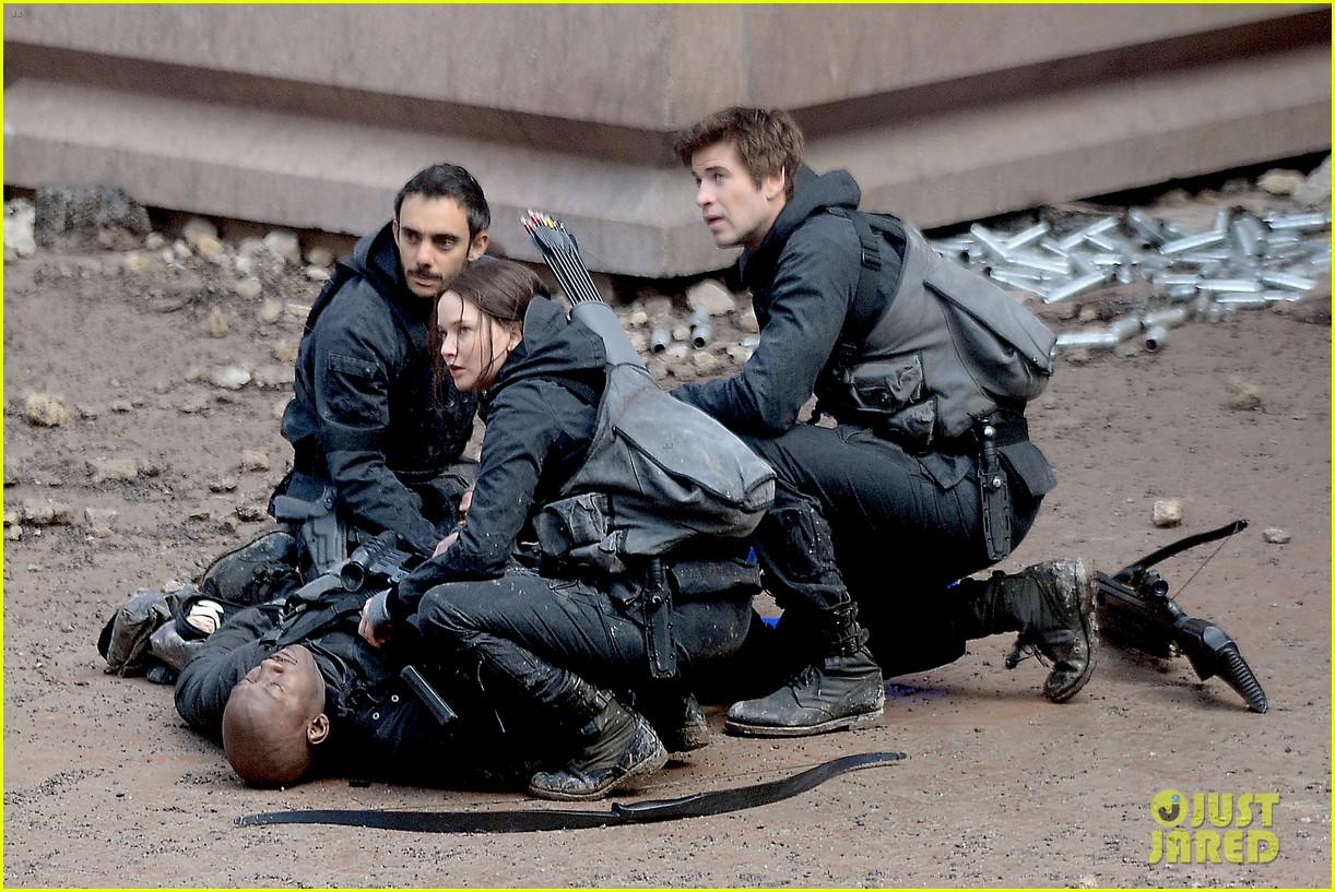 Jennifer Lawrence, Josh Hutcherson, & Liam Hemsworth Fight Back for ...