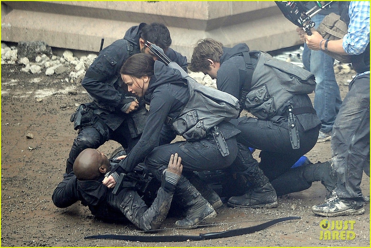 Jennifer Lawrence, Josh Hutcherson, & Liam Hemsworth Fight Back for ...