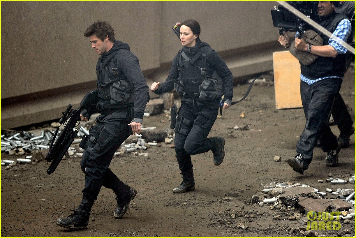 Jennifer Lawrence, Josh Hutcherson, & Liam Hemsworth Fight Back for ...