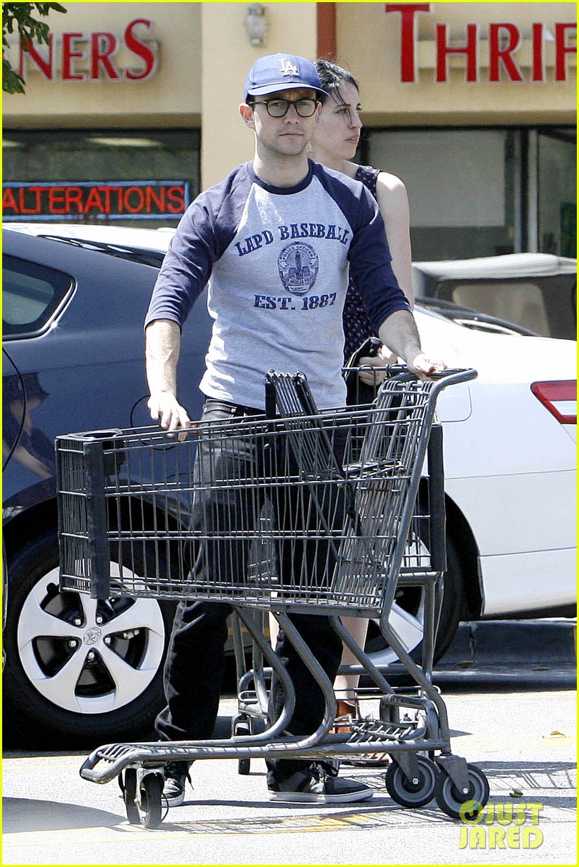 Joseph Gordon-Levitt Holds Tight to Cute Girlfriend!: Photo 3111760 ...