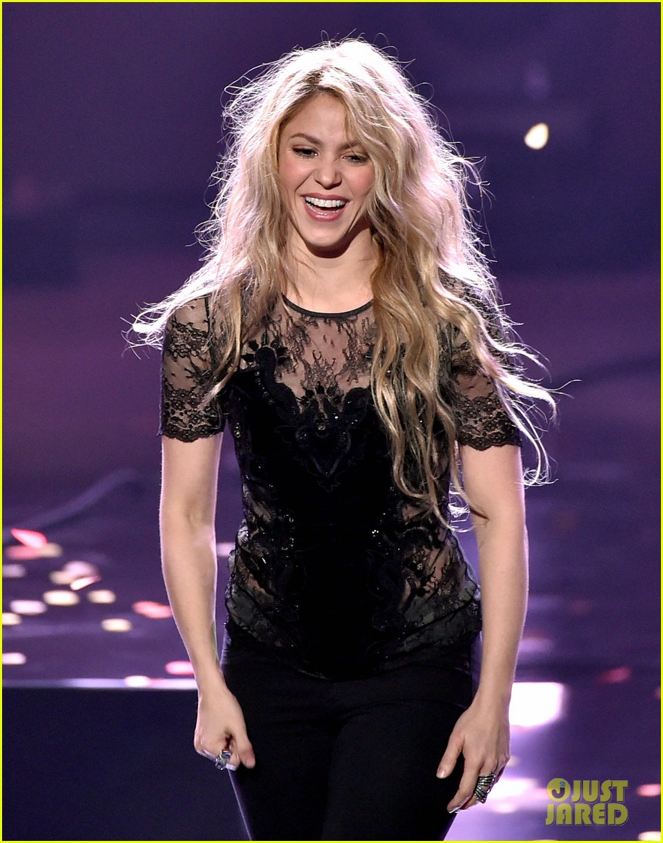 Shakira Performs 'Empire' at iHeartRadio Music Awards 2014! (Video ...