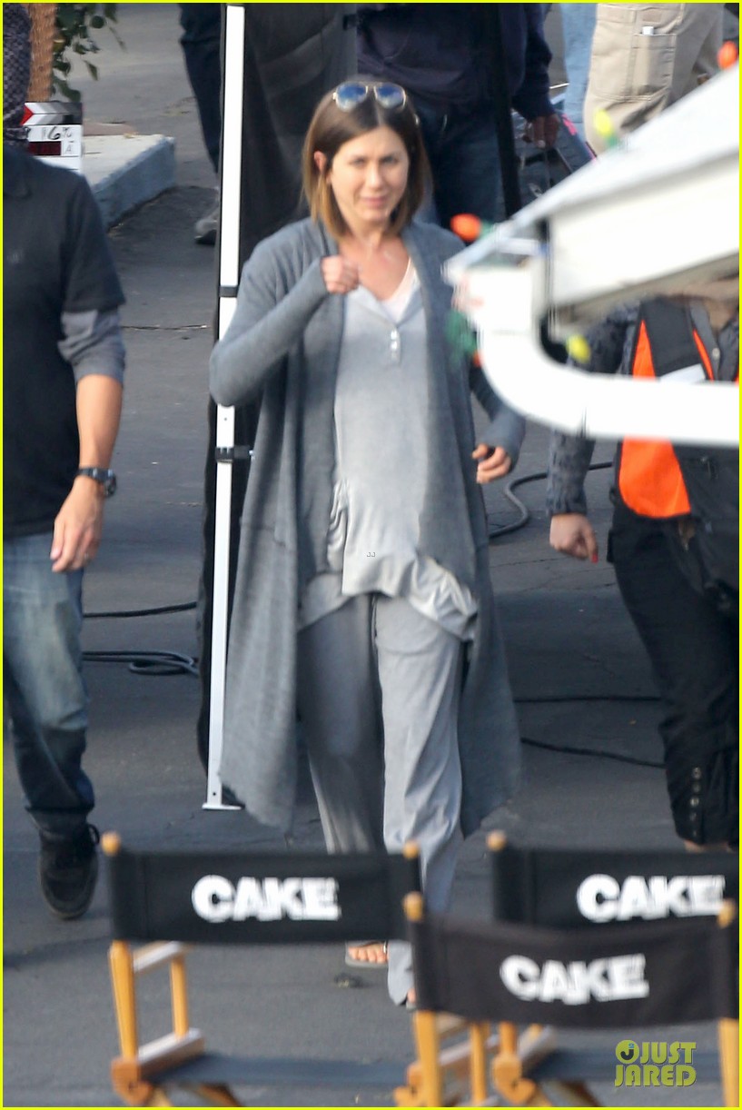 Jennifer Aniston Continues 'Cake' Filming, Justin Theroux Wears the ...