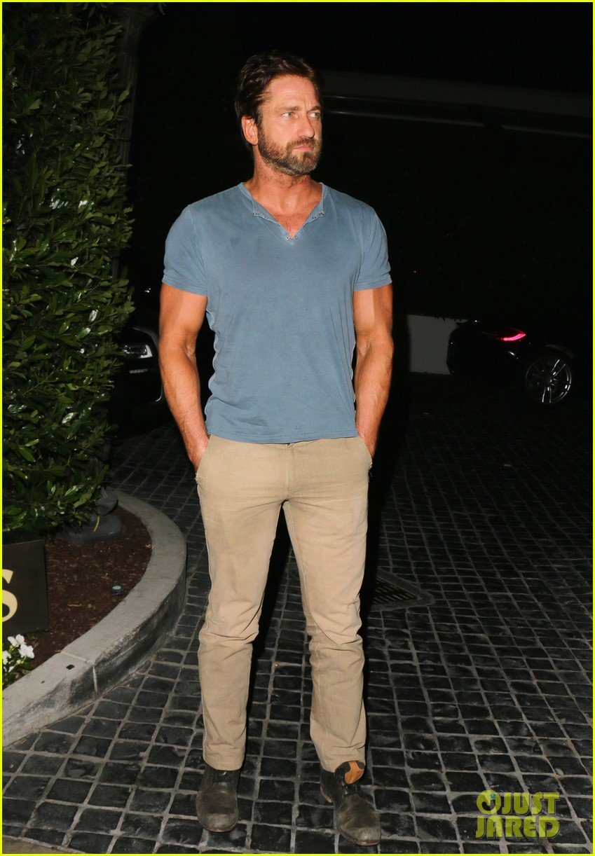 Gerard Butler Brings His Buff Bod Out to Dinner with Some Pals: Photo ...