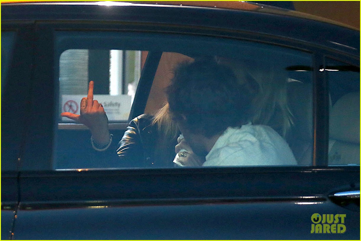 Cara Delevingne Flips Off the Paparazzi After Grabbing McDonald's ...