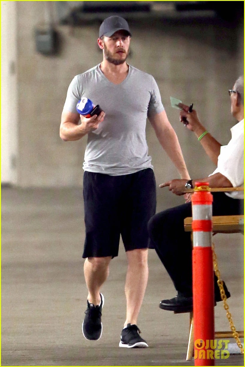 New Dad Josh Dallas Brings His Super Scruffy Beard to the Gym: Photo ...