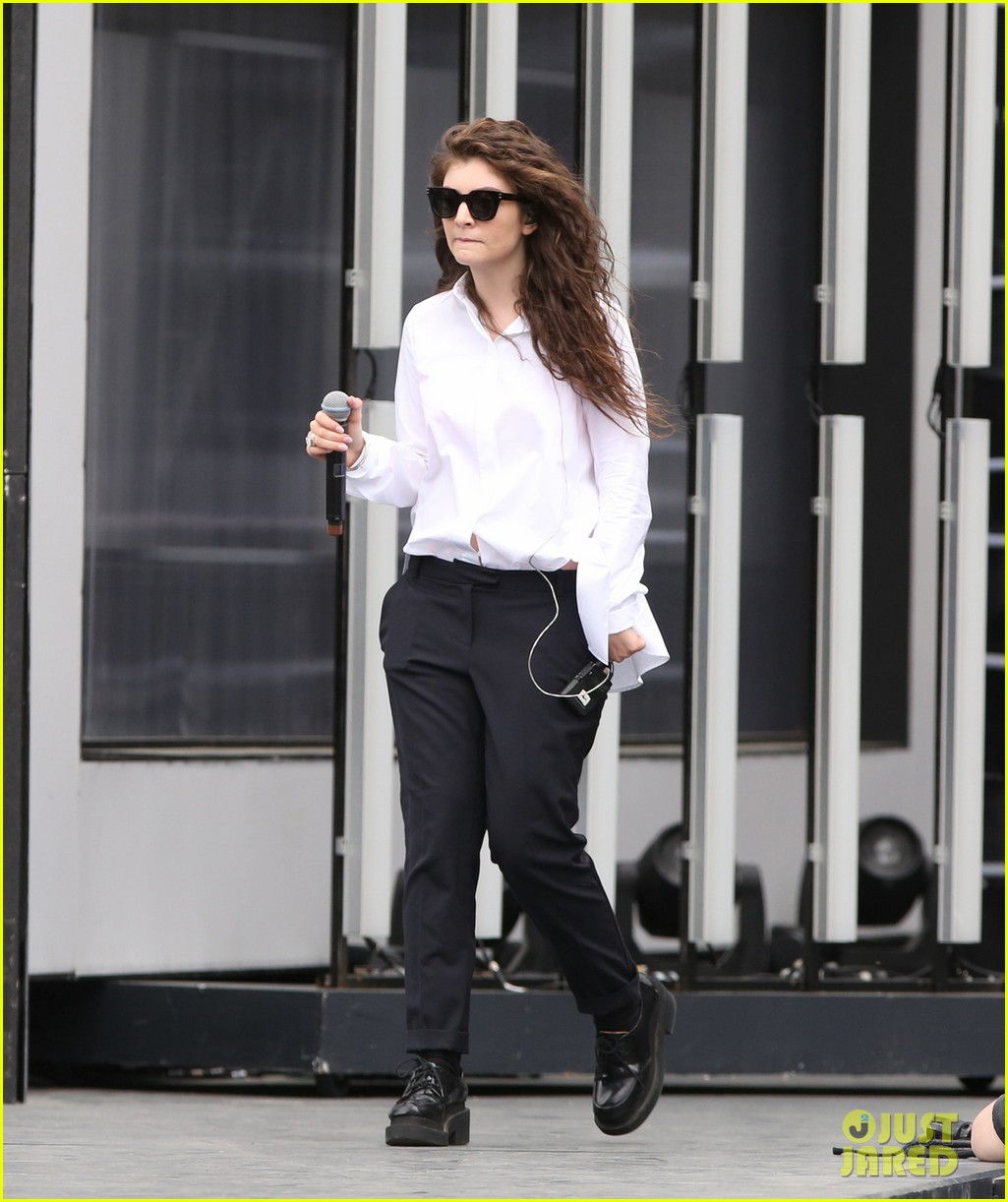 Lorde Sticks Her Tongue Out at Photographers in the Middle of Rehearsal ...