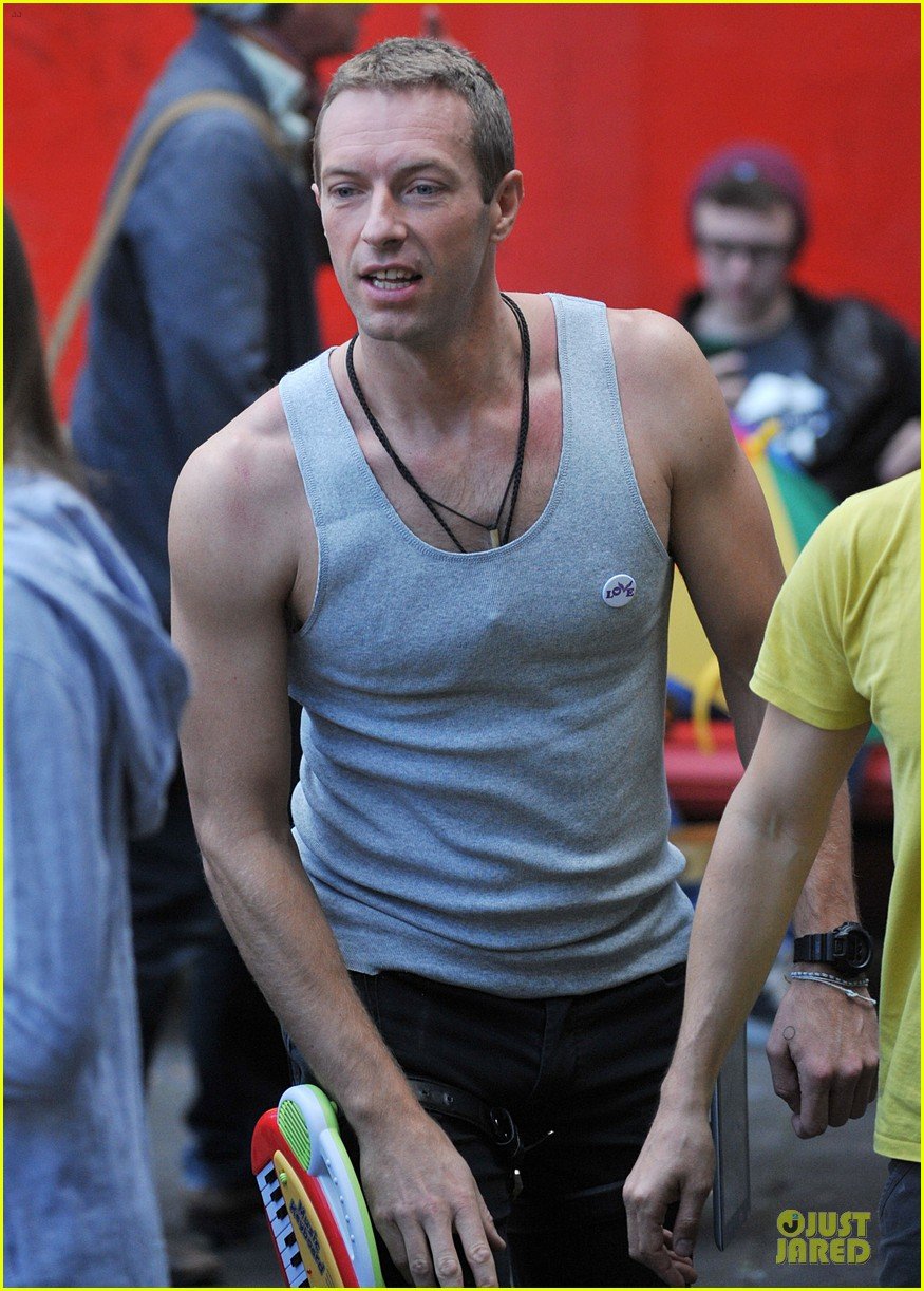 Chris Martin Flaunts Muscles For Coldplay's 'A Sky Full Of Stars' Music ...