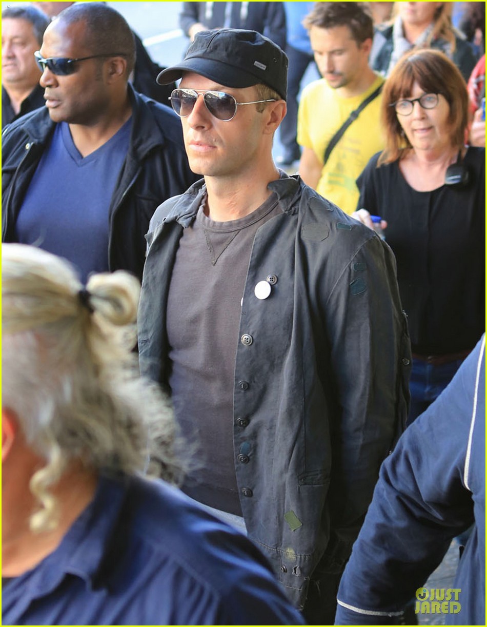 Chris Martin Flaunts Muscles For Coldplay's 'A Sky Full Of Stars' Music ...