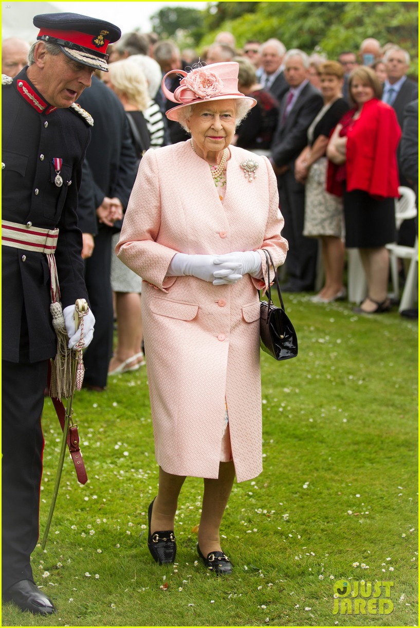 Photo: queen elizabeth visits game of thrones set 19 | Photo 3142601 ...