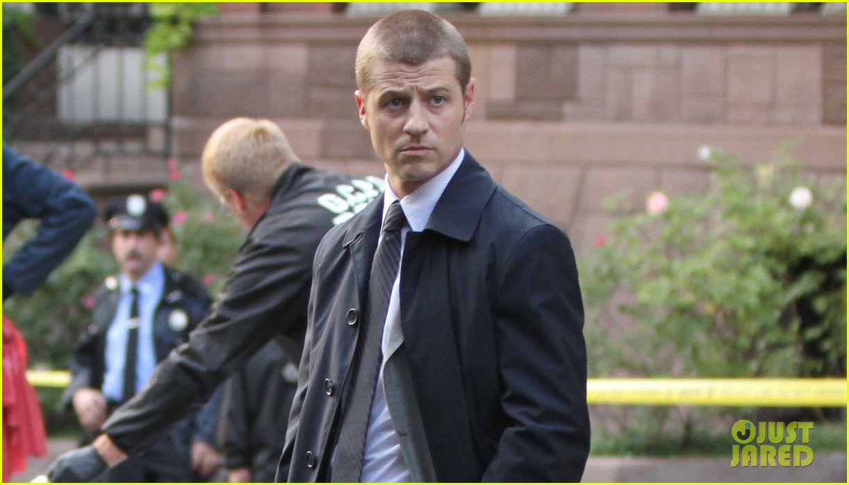 Ben McKenzie Looks Pensive as He Investigates a Murder for 'Gotham ...