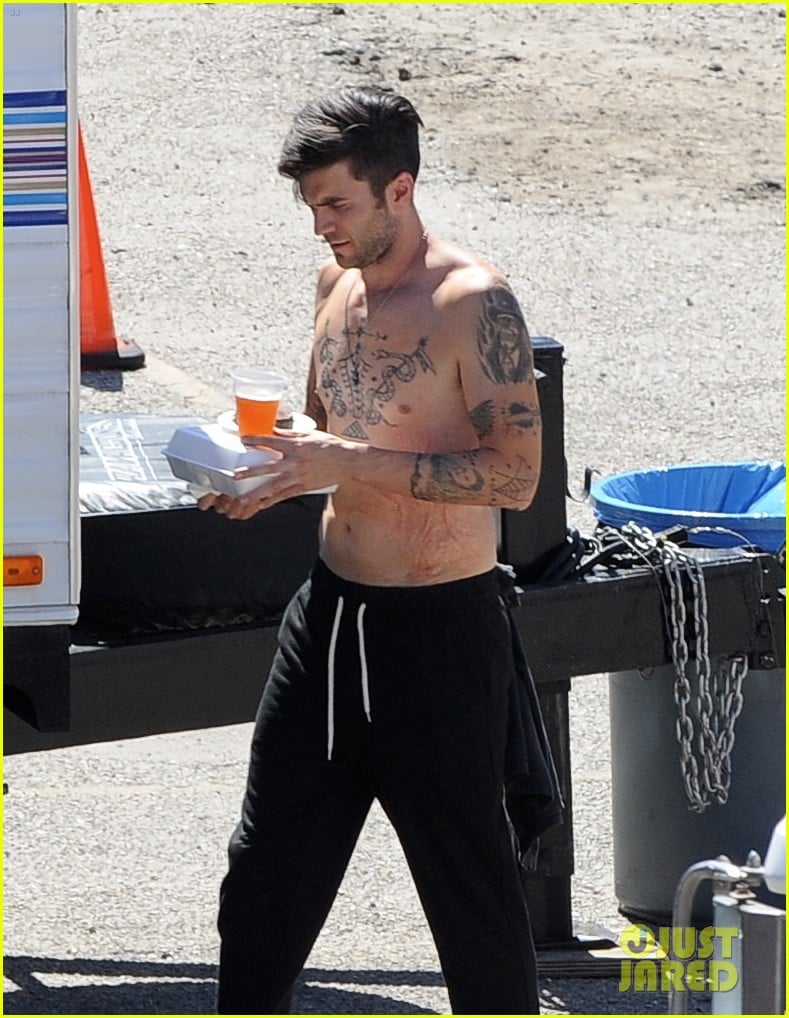Hunger Games' Wes Bentley Walks Around His Movie Set Totally Shirtless: Photo 3163669 | Jaimie ...