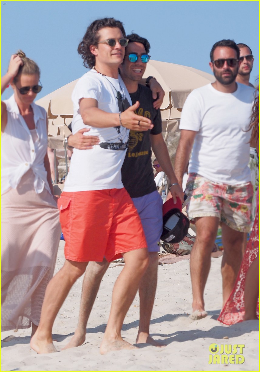 Orlando Bloom Seems Unphased By Justin Bieber Feud, Hugs Mystery Gal ...