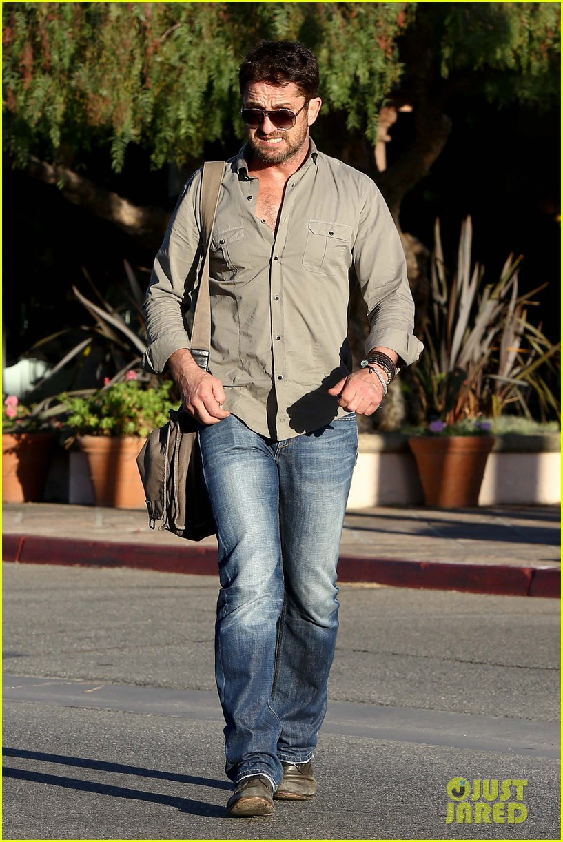 Gerard Butler Keeps His Clothes the Same Two Days in a Row: Photo ...