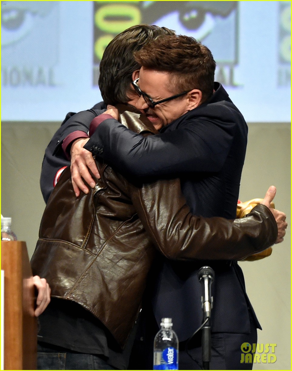 Chris Hemsworth & Mark Ruffalo Compare Biceps at Comic-Con!: Photo ...