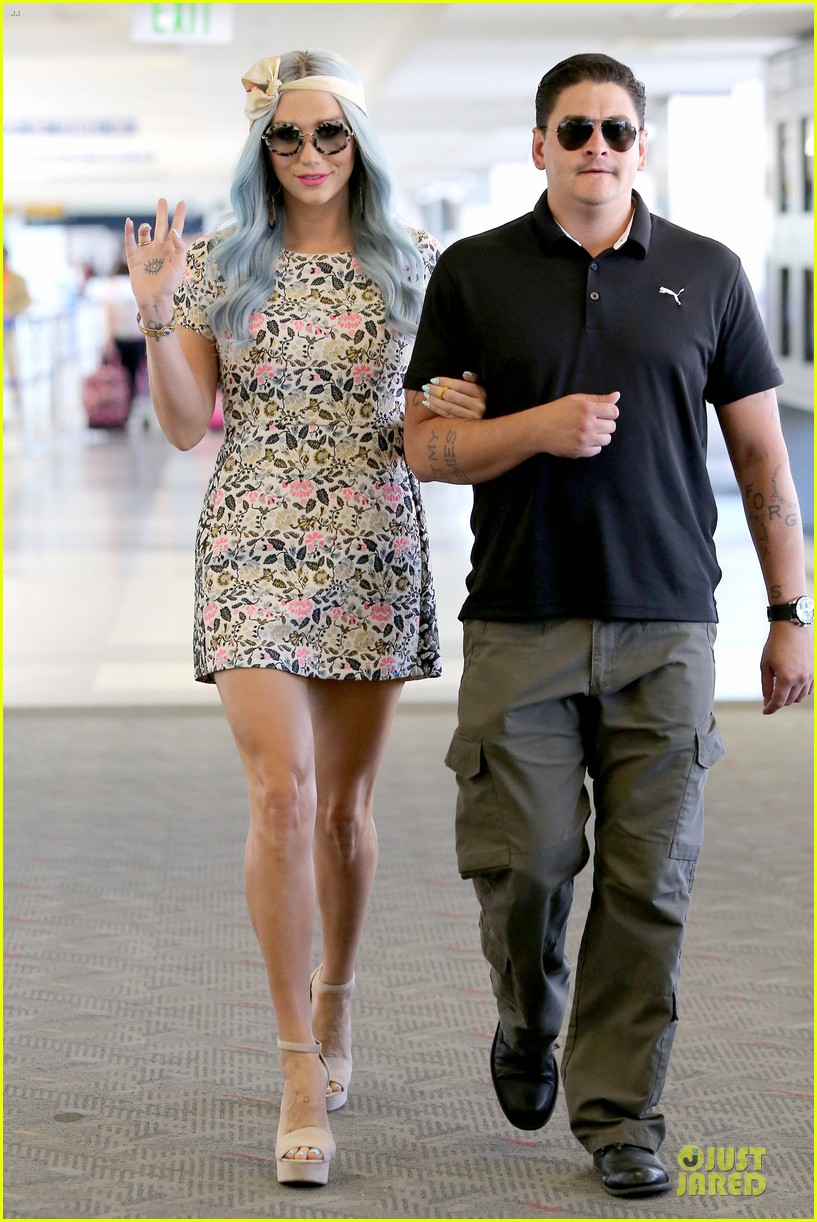 Kesha Rocks Newly Dyed Blue Hair at LAX: Photo 3161934 | Kesha Photos ...