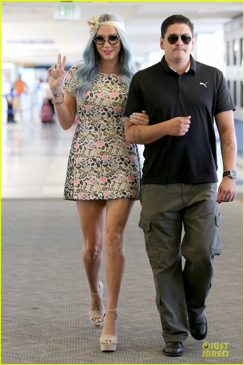 Kesha Rocks Newly Dyed Blue Hair at LAX: Photo 3161936 | Kesha Photos ...