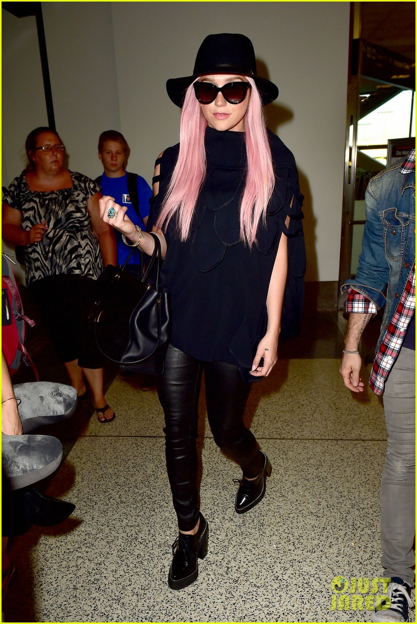 Kesha's Pink Hair Adds a Pop of Color to Her Dark Ensemble: Photo ...